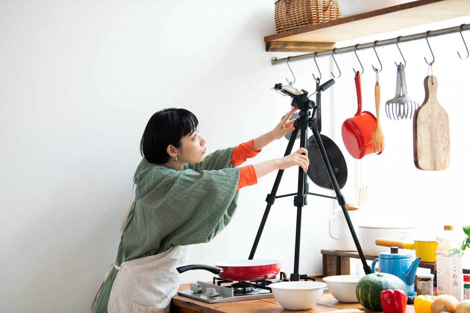 ばえる料理動画の撮影方法とは？シズル感を出すテクニックと必要機材 - 暮らしエイト【ハウスコム】